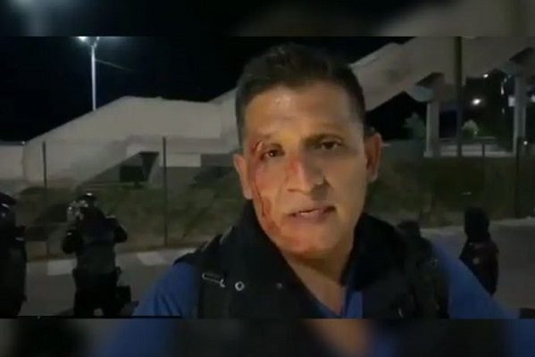 Seguidores de Tigres golpean y roban celular a reportero | Paco Zea Seguidores de Tigres golpean y roban celular a reportero | Paco Zea